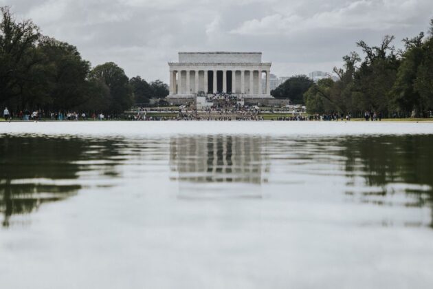 Green Sludge TRANSFORMS Lincoln Memorial Into Viral Spectacle | Current ...